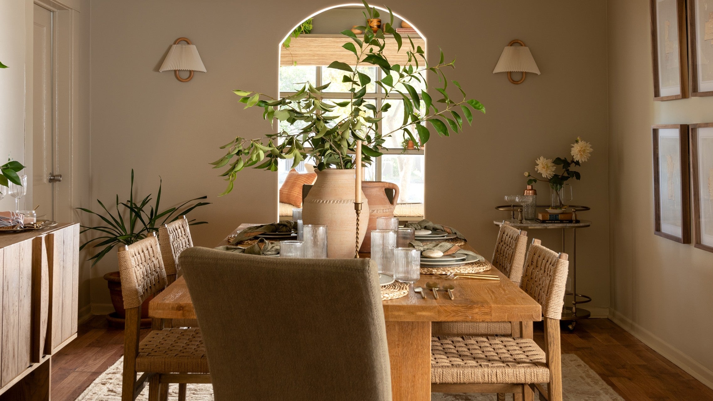 Mini Reni: Inviting Foyer and Dining Room – Magnolia