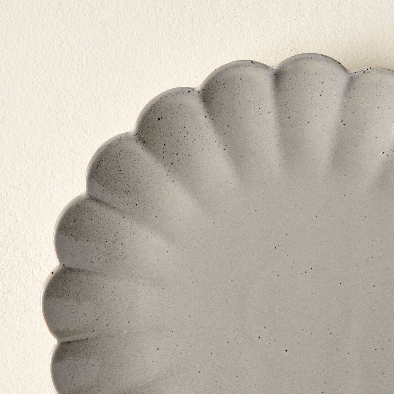 Grey Scalloped Plate – Magnolia