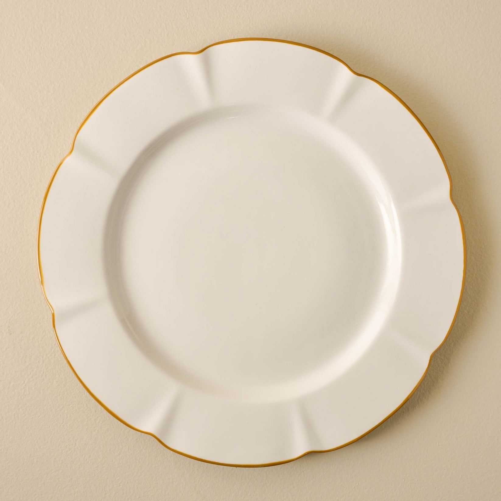 Luna Scalloped Plate – Magnolia