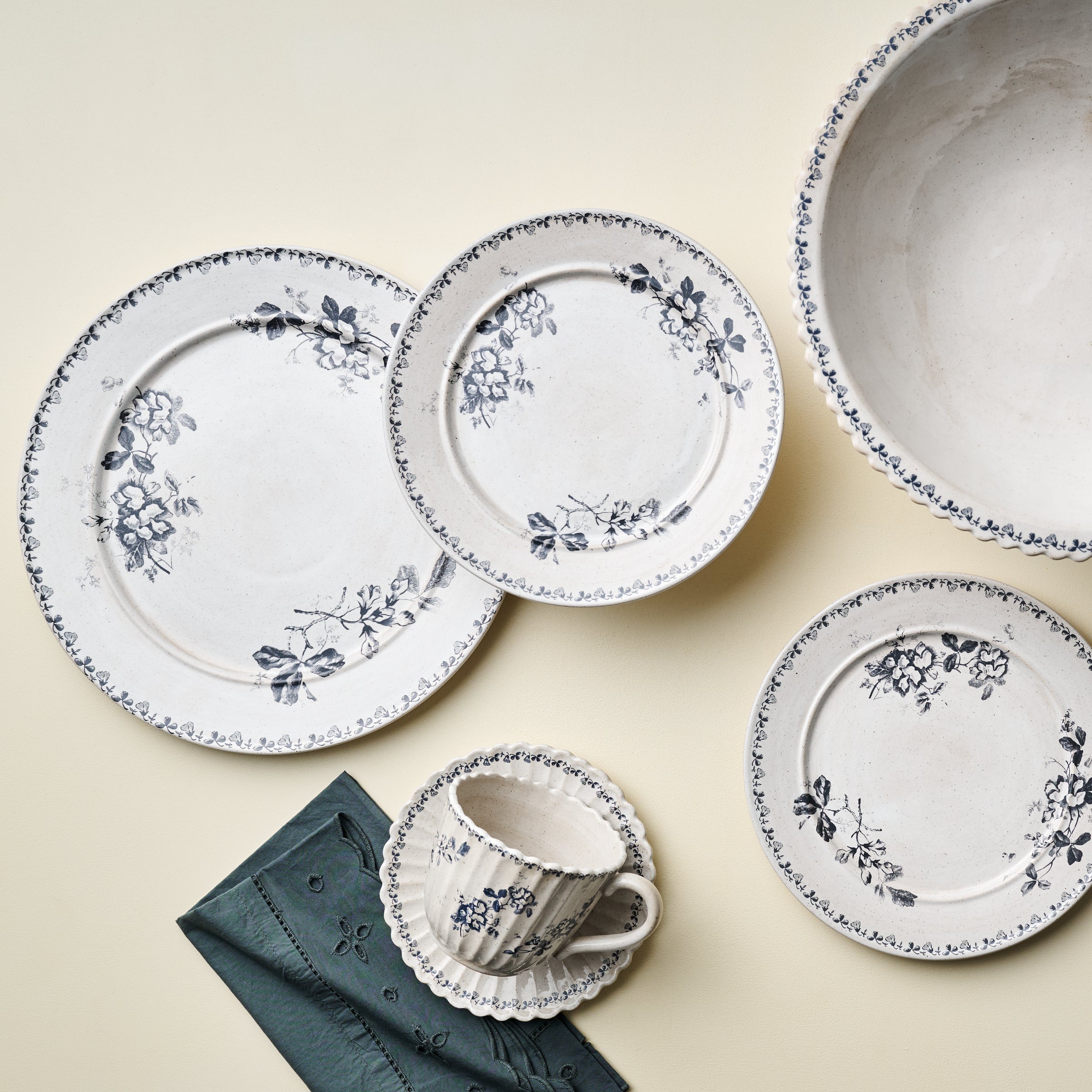 Heirloom Garden Navy Floral 2-Piece Place Setting – Magnolia