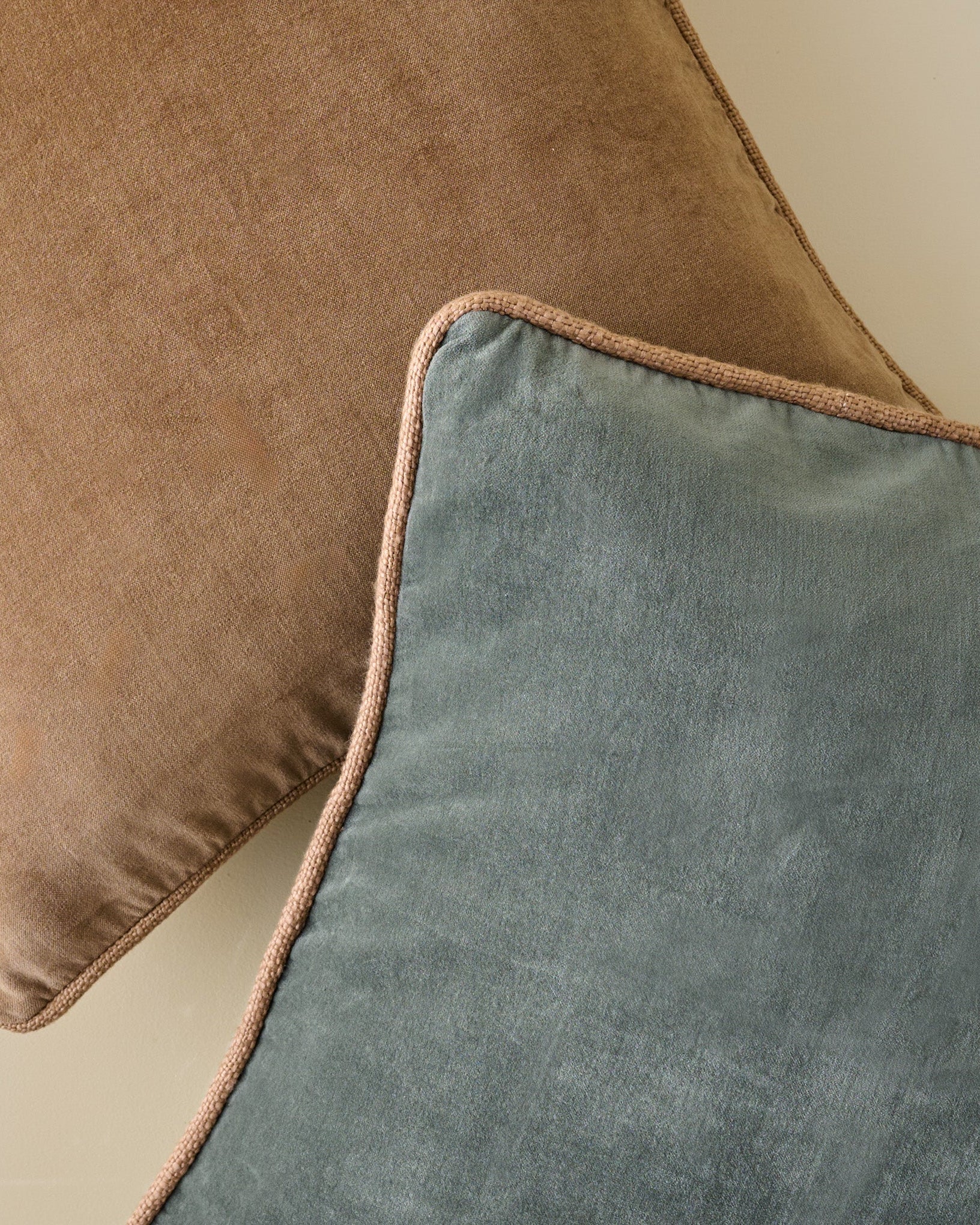 Lexie Velvet Pillow – Magnolia
