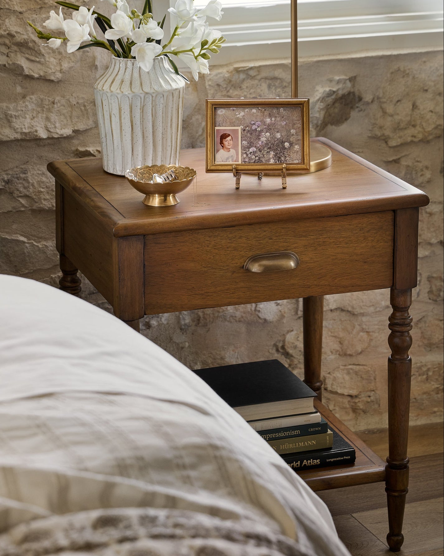 Vera Nightstand – Magnolia